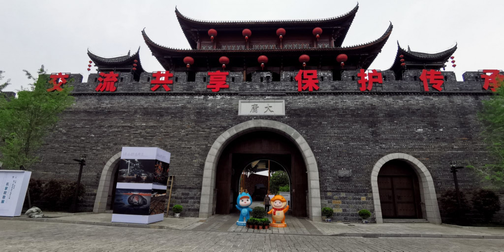 Discover Authentic Zhangjiajie Phoenix Furong Ancient Town + Shanghai ...